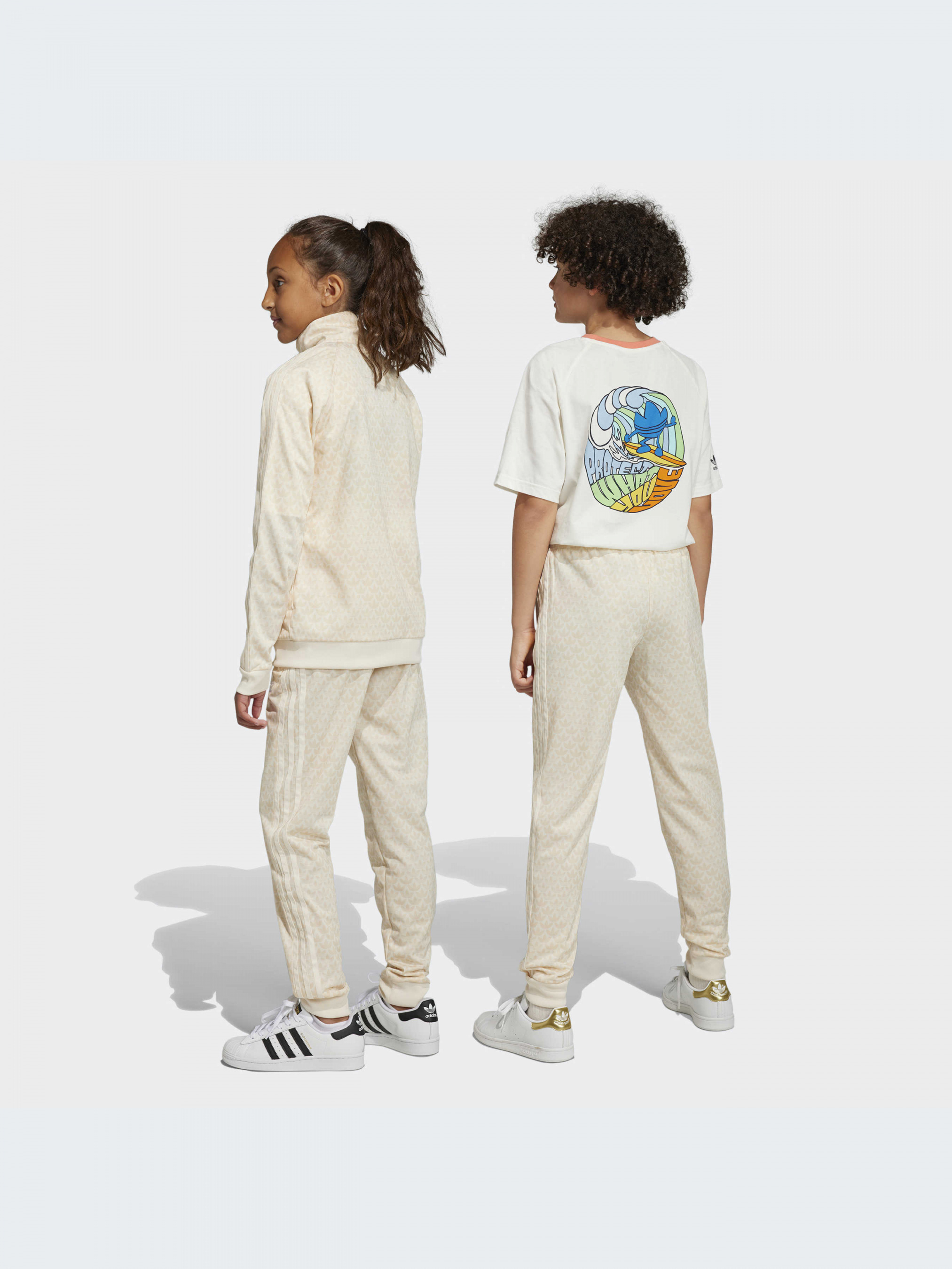 Джоггеры Adidas модель H62940-KZ для детей, цвет: Бежевый - купить по ...