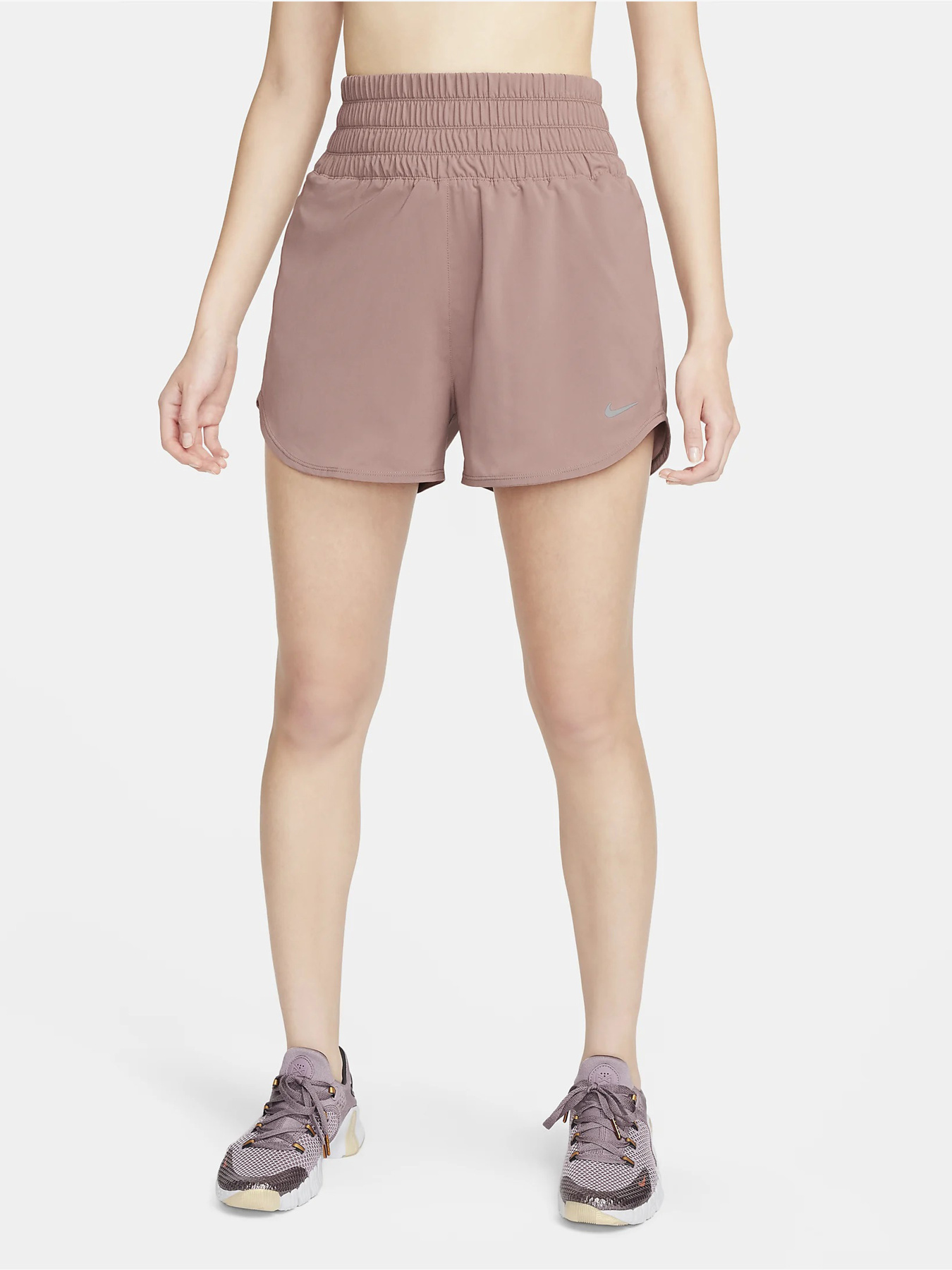 Шорты спортивные NIKE модель DX6642-208 для женщин, цвет: Коричневый ...