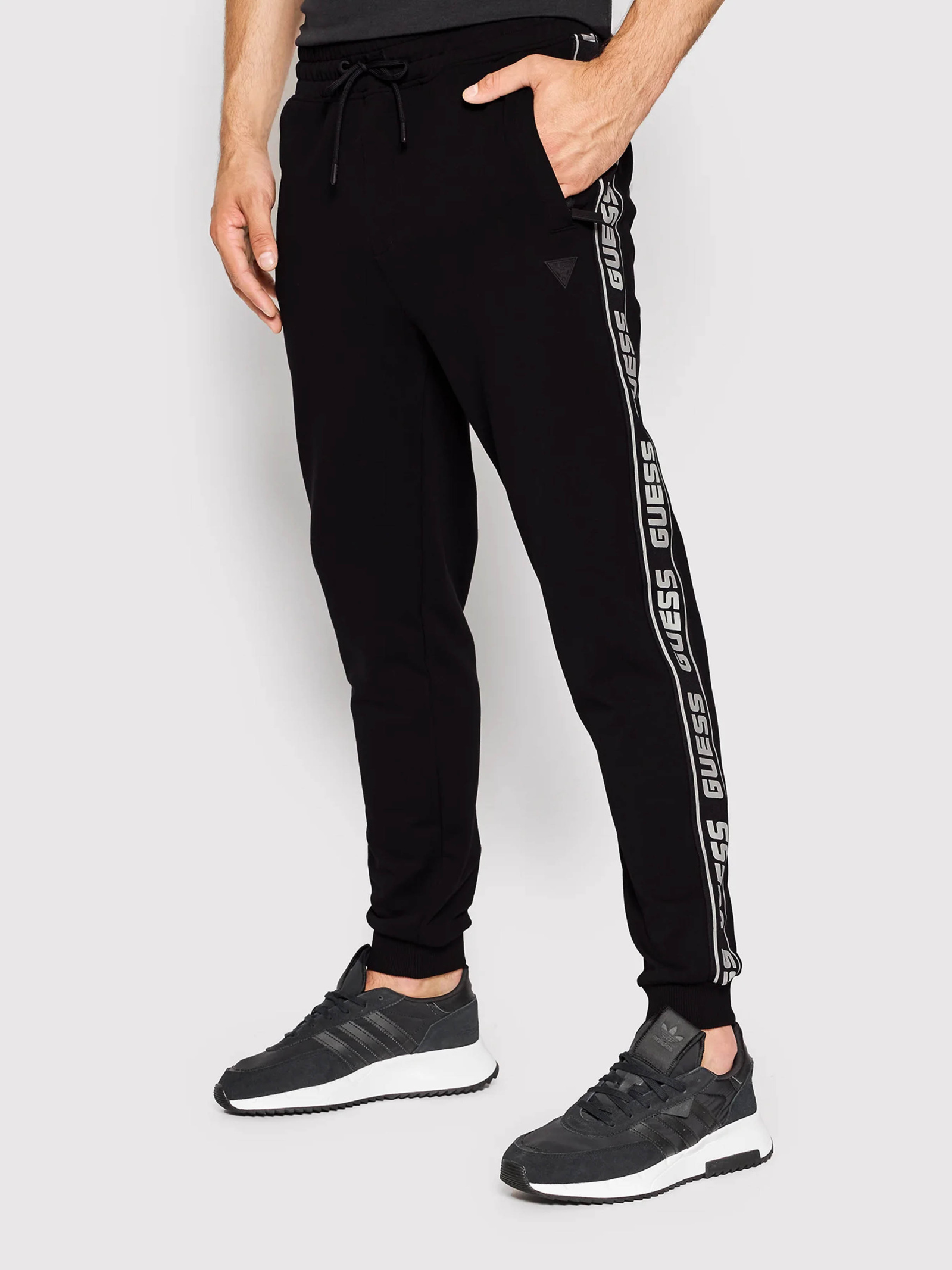 Спортивные штаны мужские GUESS | INTERTOP | Купить мужские спортивные ...
