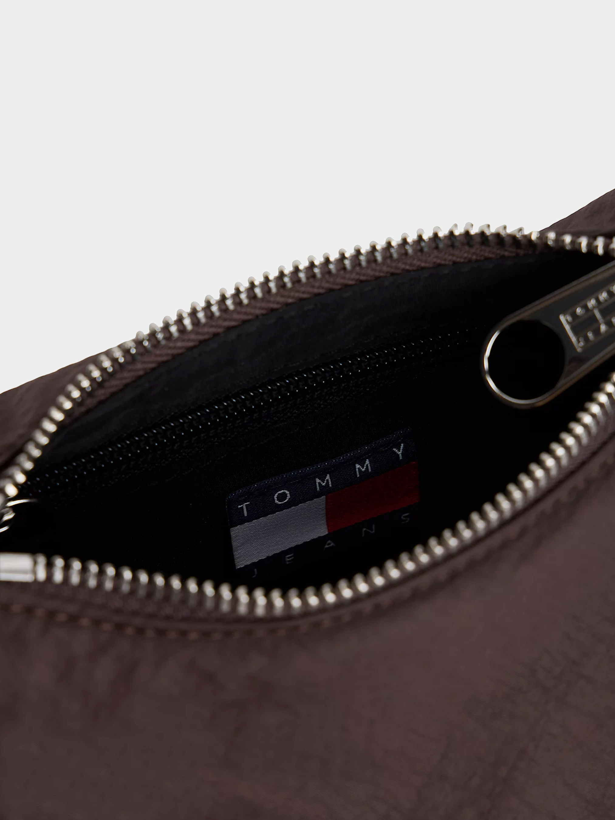 TJW CASUAL SHOULDER BAG модель AW0AW18068-GSZ для женщин, цвет: Чёрный ...